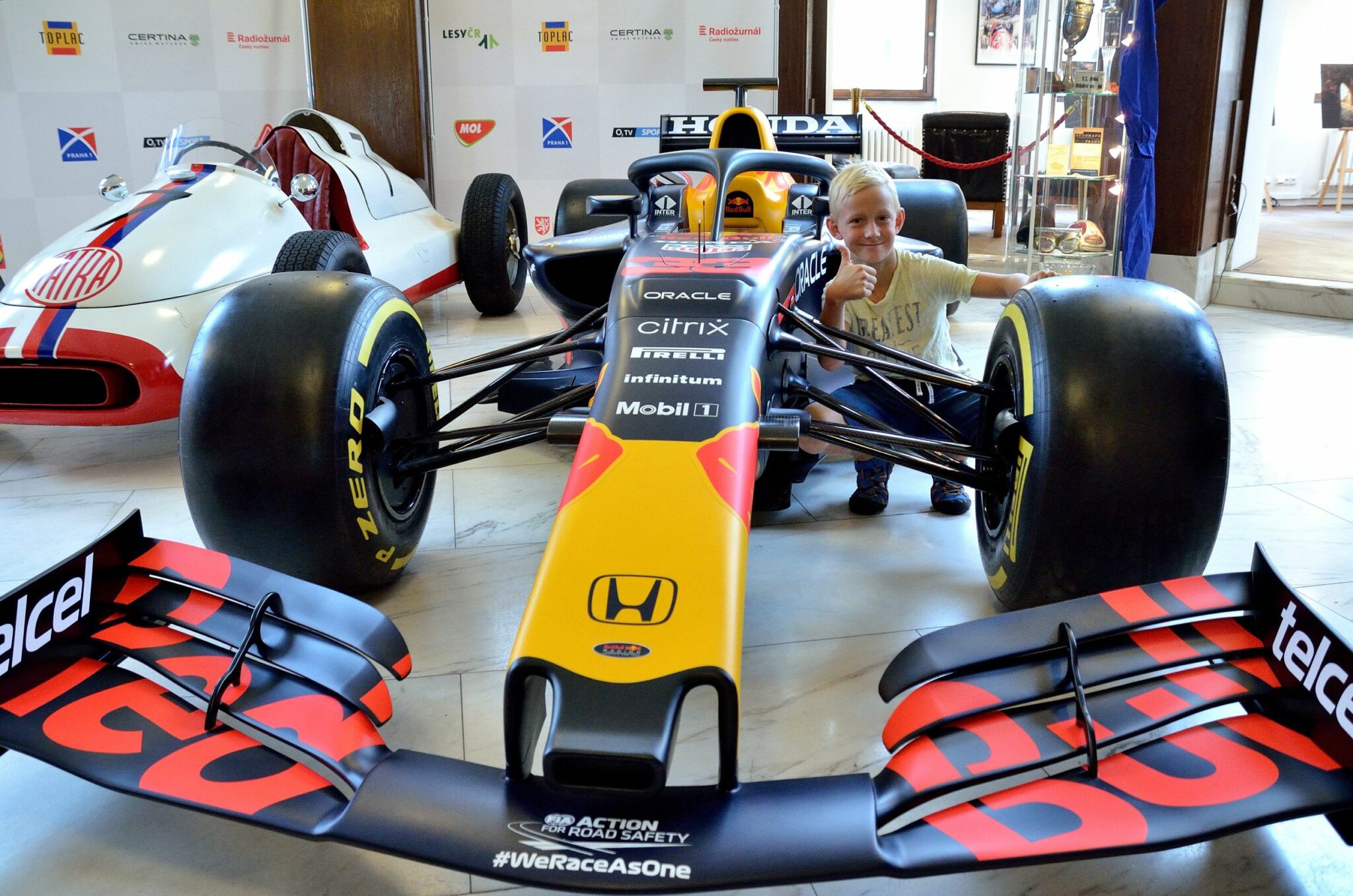 Formuli 1 si prohlédli závodníci veteráni i naděje motorsportu ...